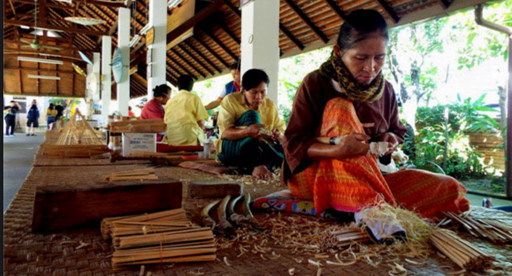 2 Friends Quit Jobs To Reduce Plastic Waste Through The Bamboo Bae